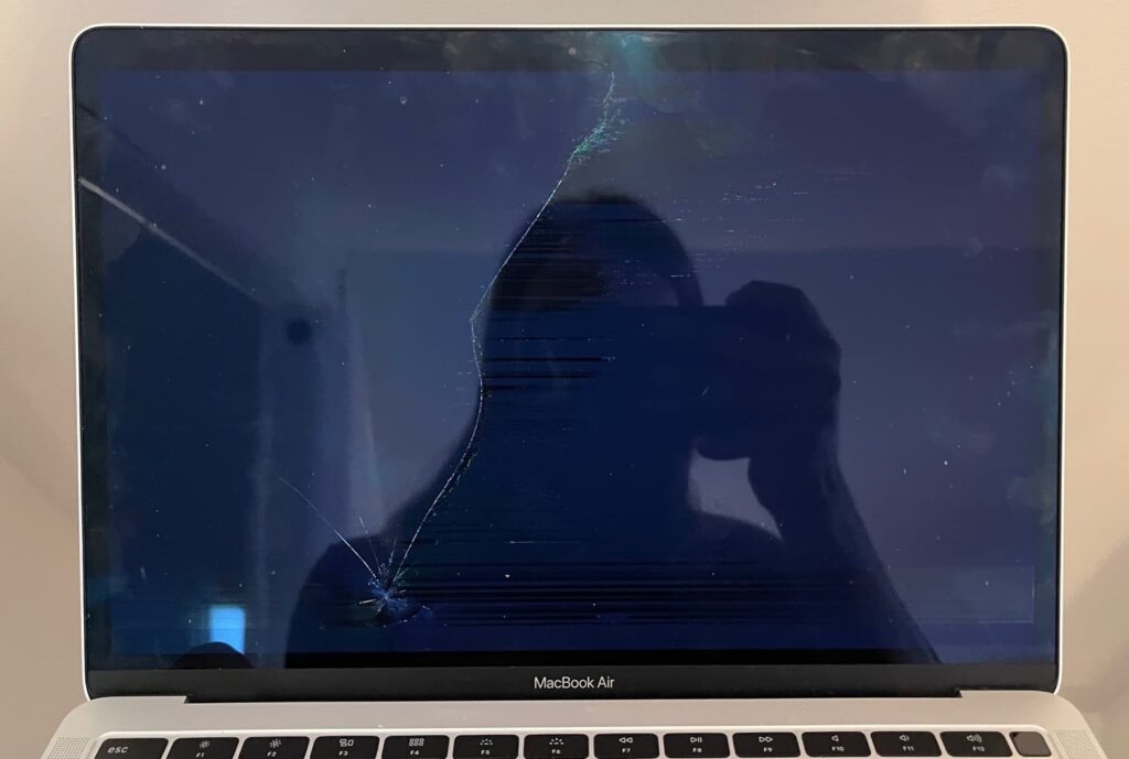 MacBook Air A2179 2020 Cracked Screen